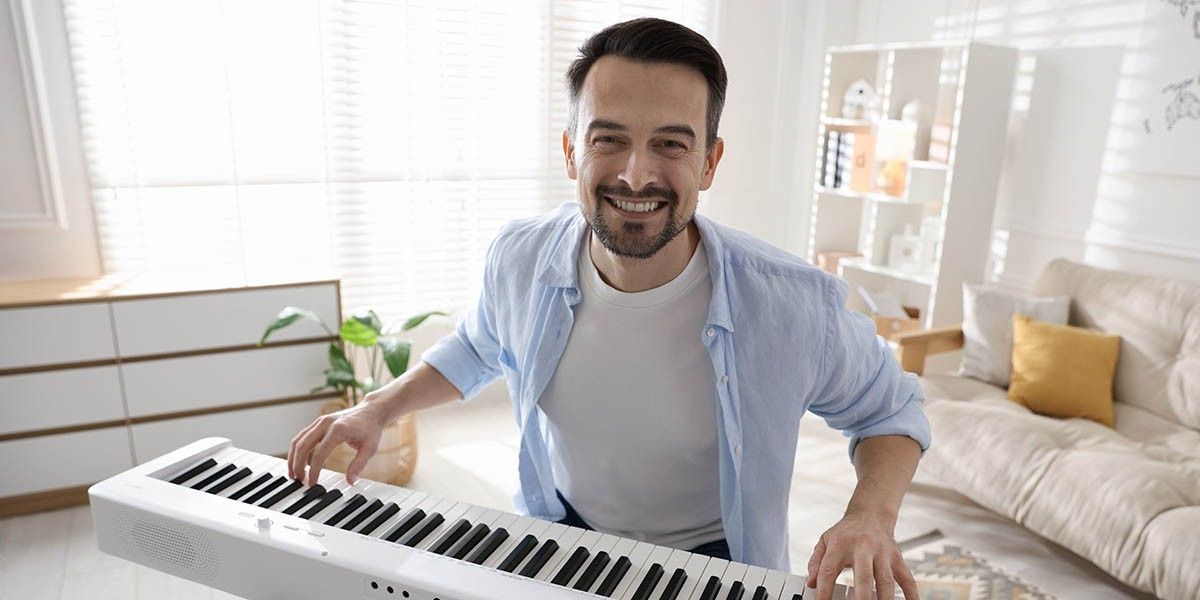 Как научиться играть на пианино с нуля: гайд для начинающих взрослых